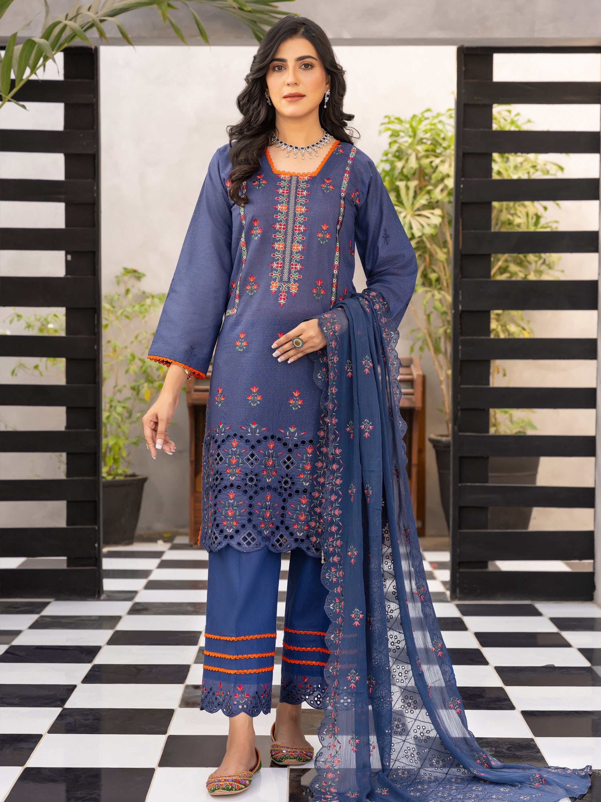Mah-e-Noor Embroidered Cotton 03 Pcs Unstitched Suit D01 - Winter Coll ...
